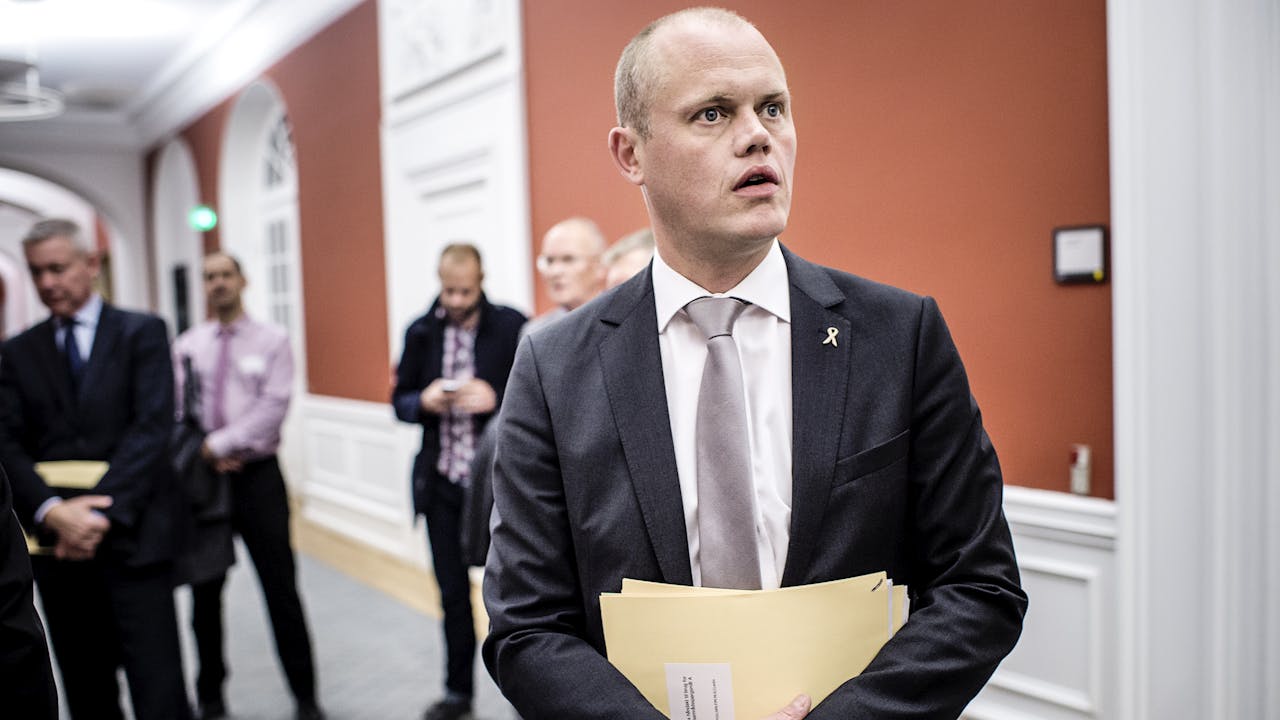 Forsvarsminister udskyder igen indkøb af nye kampfly - TV 2 Forsvarsminister udskyder igen indkøb af nye kampfly - TV 2