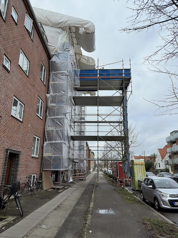 Kvinde ramt i hovedet, da gipsplade styrtede ned fra fjerde sal - TV 2 Kvinde ramt i hovedet, da gipsplade styrtede ned fra fjerde sal - TV 2