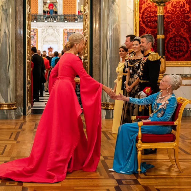 Helle Thornings kjole stjal billedet ved dronningens galla - TV 2 Helle Thornings kjole stjal billedet ved dronningens galla - TV 2
