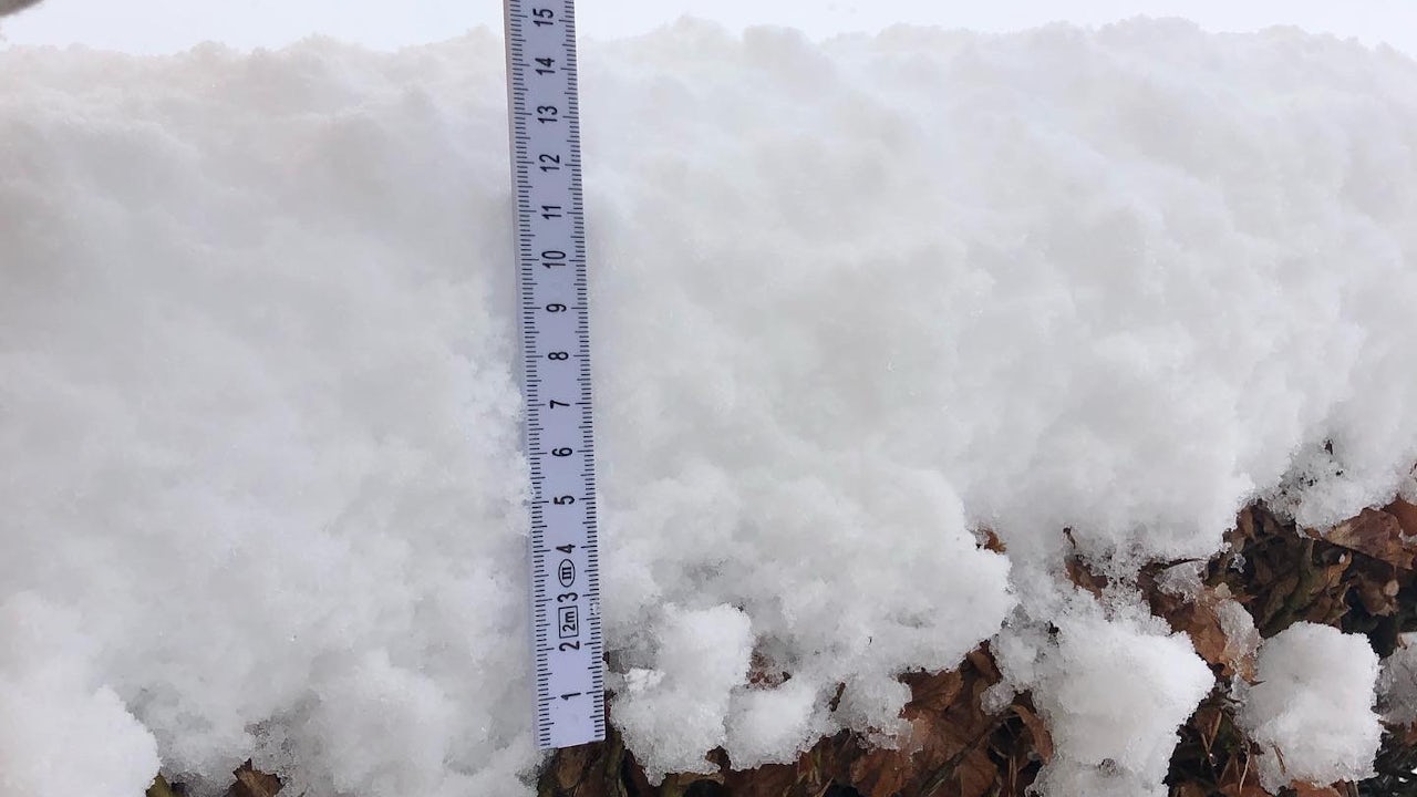 Her er der faldet 15 centimeter sne i dag - og der er mere på vej - TV 2 Her er der faldet 15 centimeter sne i dag - og der er mere på vej - TV 2
