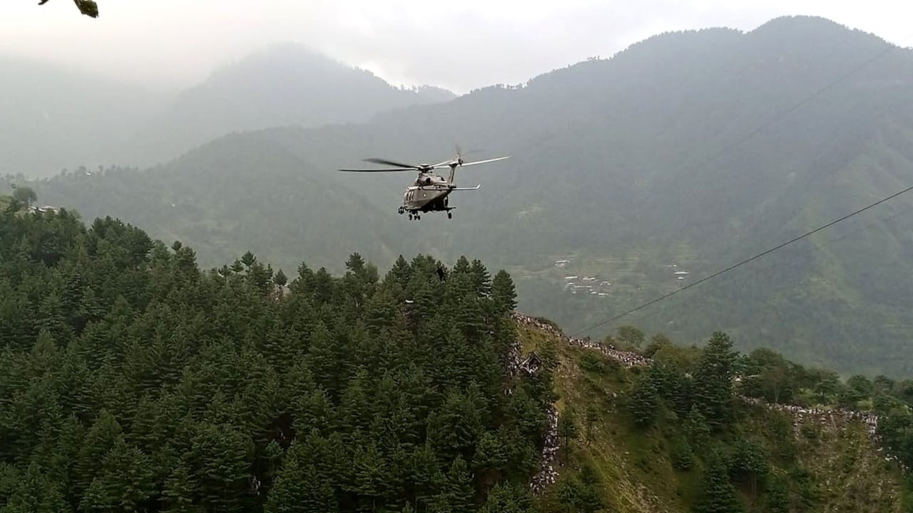 Alle er reddet fra nødstedt kabinelift 275 meter over pakistansk dal - TV 2 Alle er reddet fra nødstedt kabinelift 275 meter over pakistansk dal - TV 2