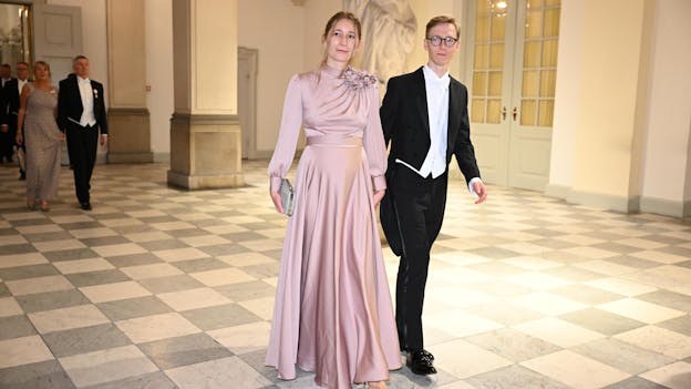Se billederne: Politikere til bal på slottet - uden syg dronning - TV 2 Se billederne: Politikere til bal på slottet - uden syg dronning - TV 2