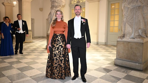 Se billederne: Politikere til bal på slottet - uden syg dronning - TV 2 Se billederne: Politikere til bal på slottet - uden syg dronning - TV 2