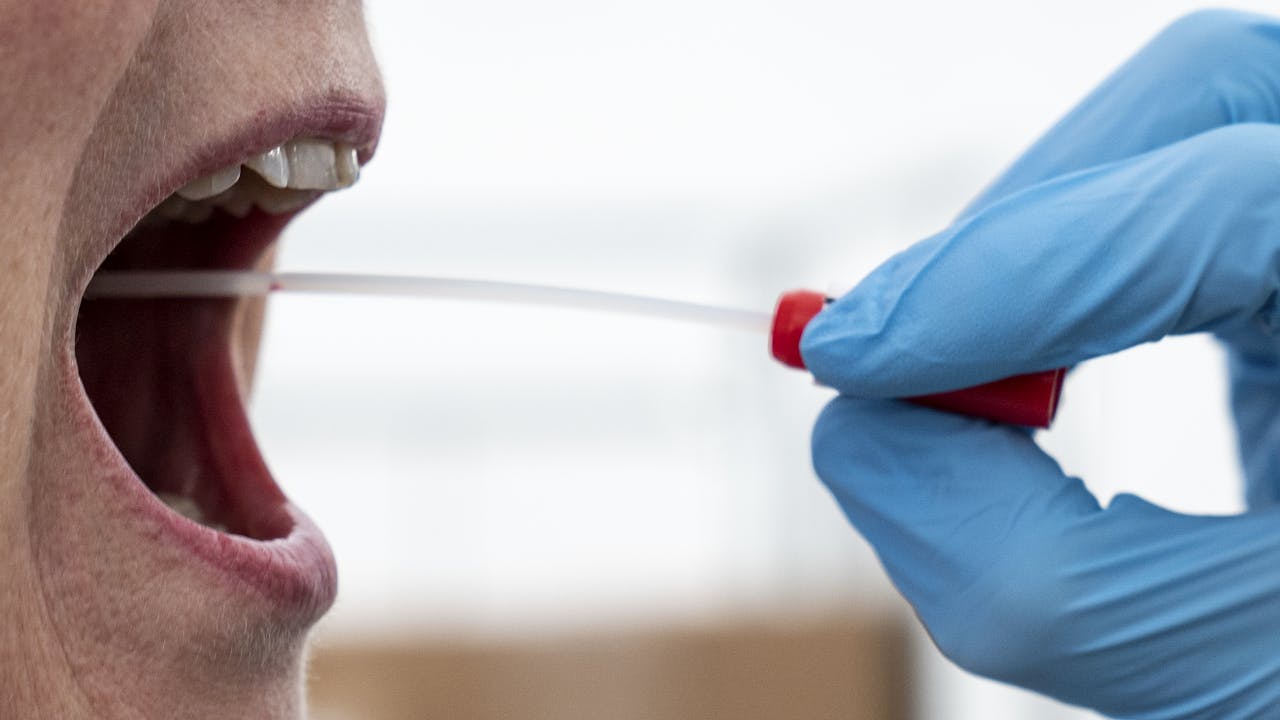 Virksomheder kan nu kræve coronatest af medarbejderne - TV 2 Virksomheder kan nu kræve coronatest af medarbejderne - TV 2