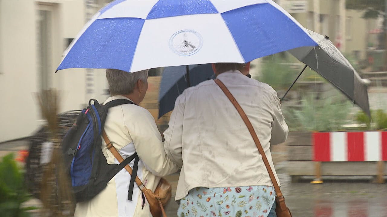 Danske feriebyer kigger langt efter turister i regnen - TV 2 Danske feriebyer kigger langt efter turister i regnen - TV 2