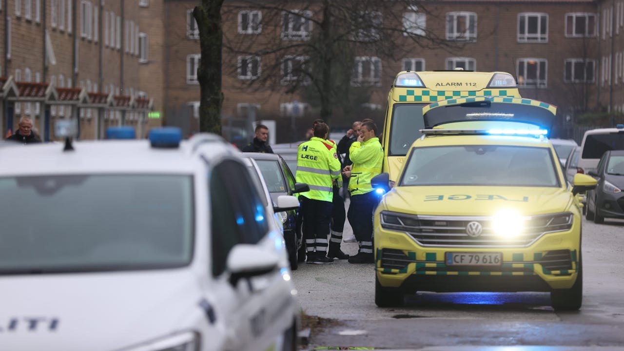 Mand dræbt af politiet – betjent såret af knivstik - TV 2 Mand dræbt af politiet – betjent såret af knivstik - TV 2
