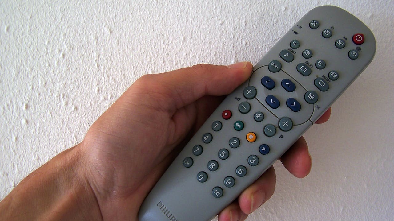 Mand truede med fjernsynskontrol - TV 2 Mand truede med fjernsynskontrol - TV 2